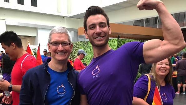 Podívejte se na fotky z LGBT Pride, kterého se zúčastnil Tim Cook ...